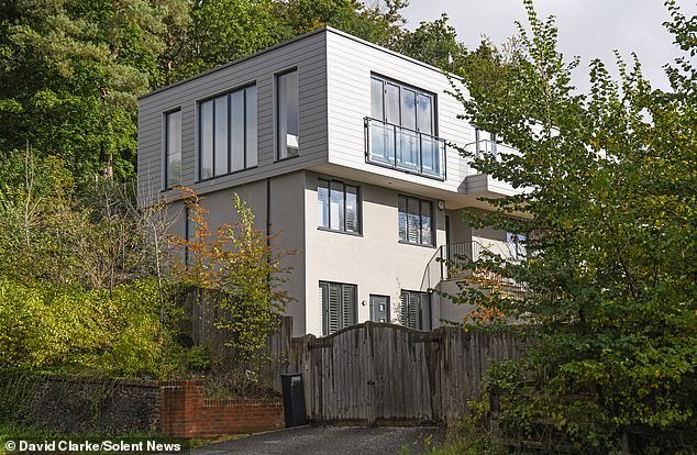 Grand Designs-Inspired Home Compared to Shipping Containers Approved to ...